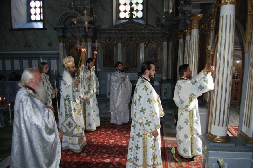 Slujire arhierească la Parohia Checea Română - Basilica.ro