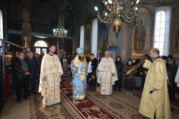 Liturghie arhierească la Parohia „Câmpul Părului”, Episcopia Slatinei ...