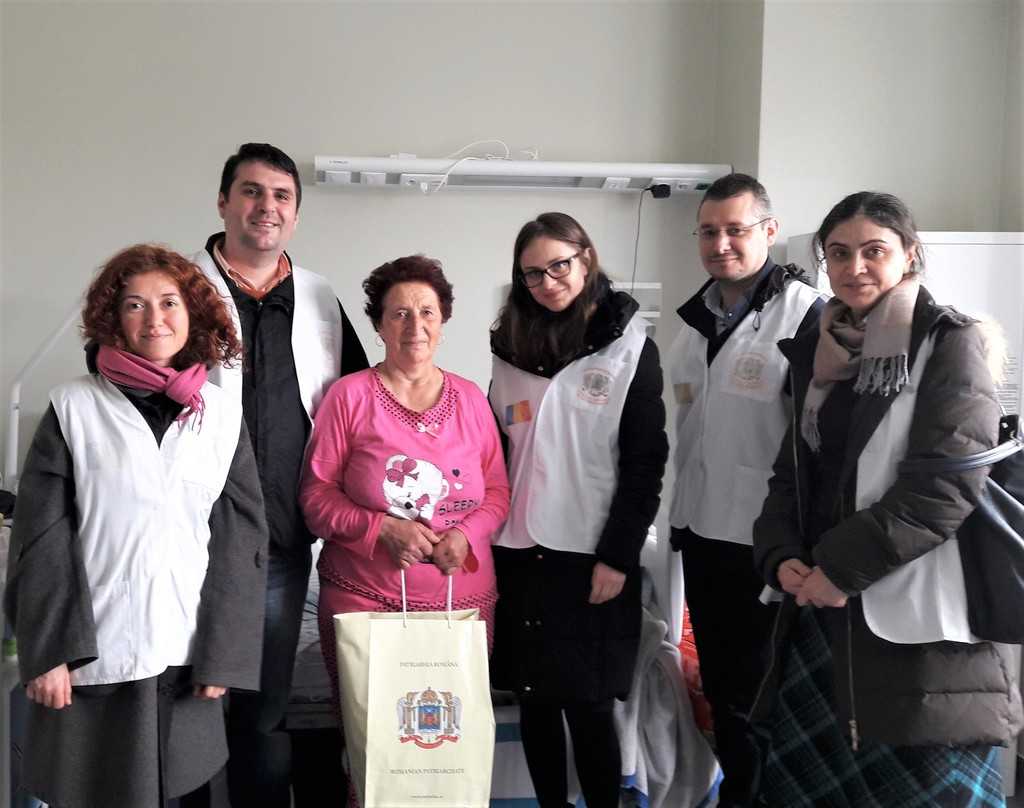 Voluntarii Campaniei „Sănătate pentru sate” în sprijinul unei persoane ...