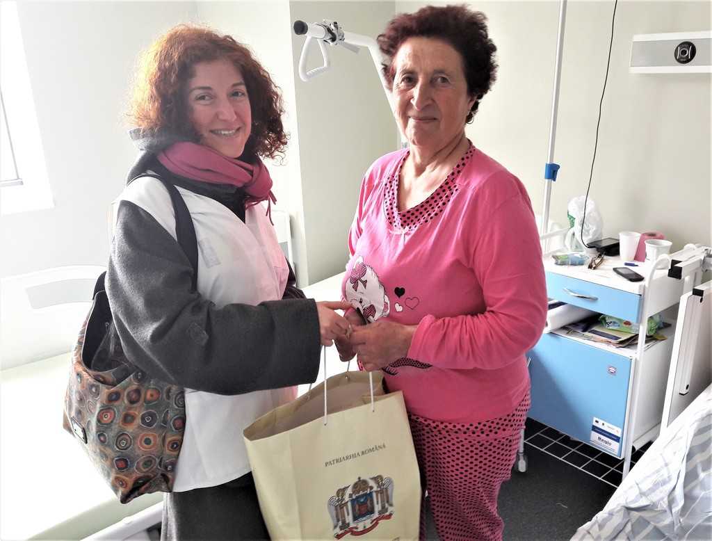 Voluntarii Campaniei „Sănătate pentru sate” în sprijinul unei persoane ...
