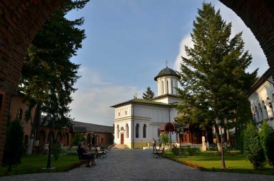 Simpozion dedicat Patriarhului Justinian Marina la Mănăstirea Plumbuita ...