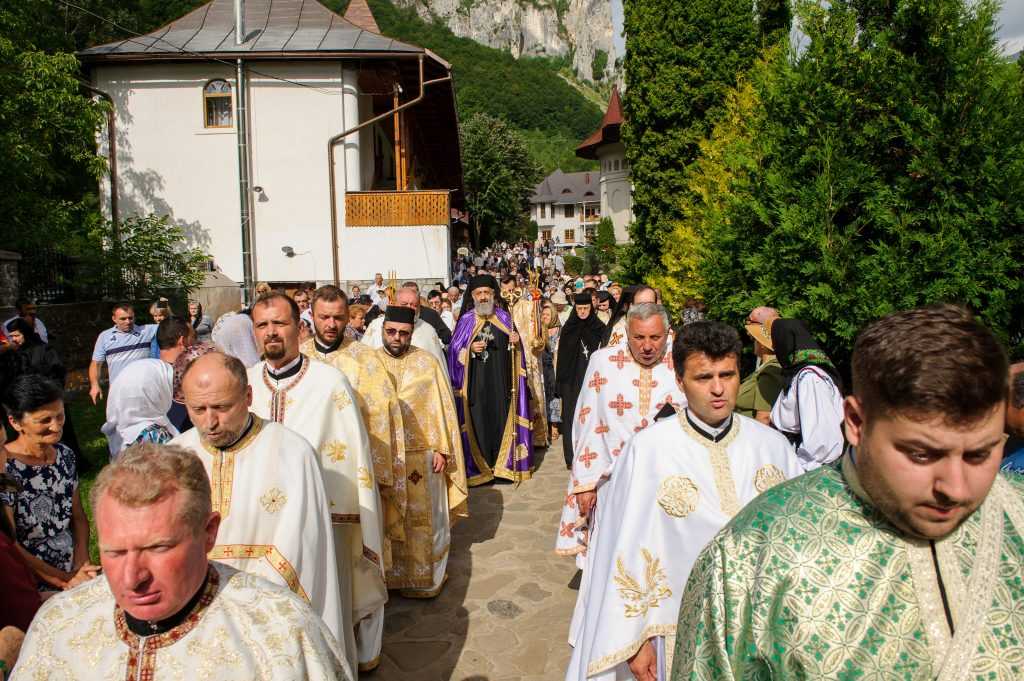 hram manastirea ramet alba iulia - Basilica.ro