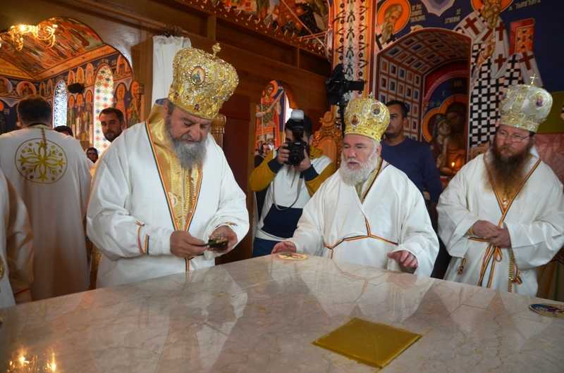 Episcopia Tulcii: Șapte ierarhi au resfințit Biserica parohiei Sâmbăta ...