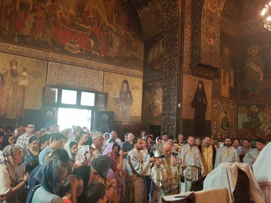 Procesiune cu Icoana MD de la Manastirea Adam (1) - Basilica.ro