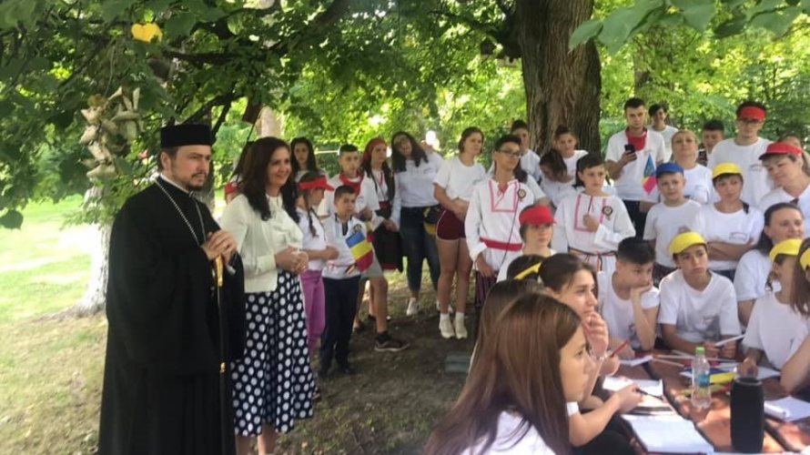 Episcopul Basarabiei de Sud în vizită la Tabăra ARC de la Oglinzi ...