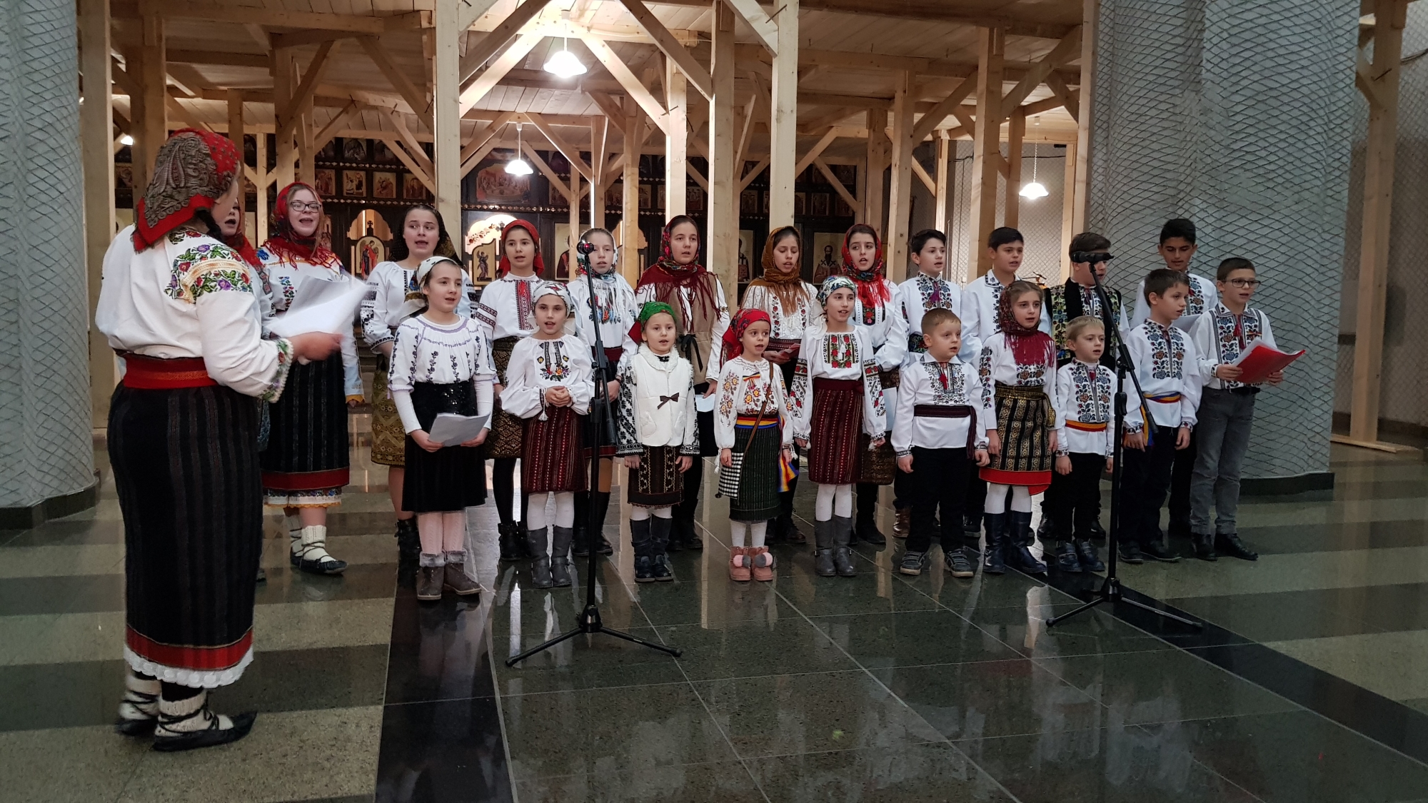 Grupuri de copii şi tineri au interpretat colinde în Catedrala ...