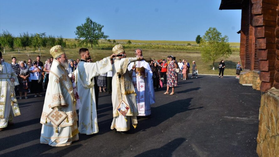 Mitropolitul Ardealului în Vaslui. Starețul Mănăstirii Rafaila a primit ...