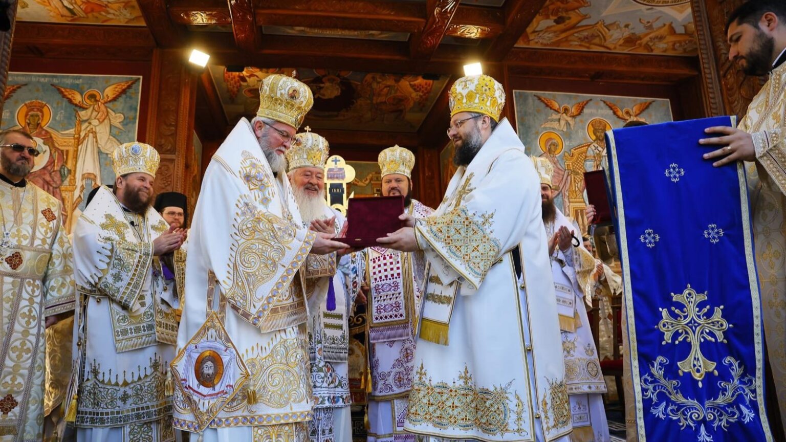 Patriarhul Daniel îl felicită pe Episcopul Iustin, la 30 de ani de ...
