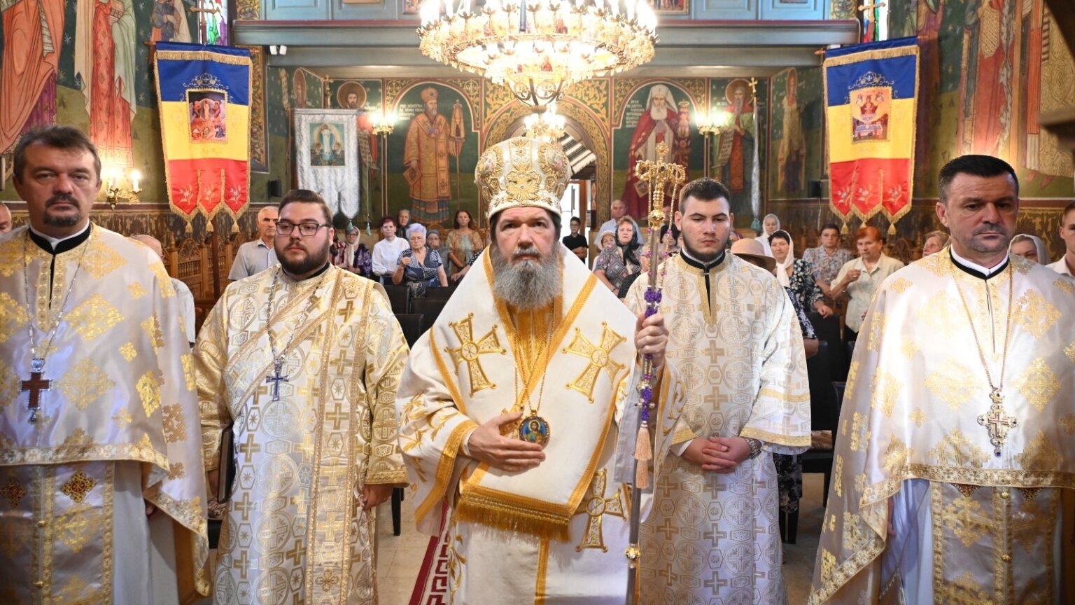 Episcopul Oradiei: Cu cât mai mulți munți ai egoismului se prăbușesc ...