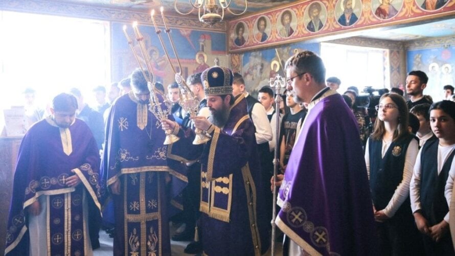 PS Benedict, prima liturghie ca episcop al Sălajului oficiată la Liceul ...