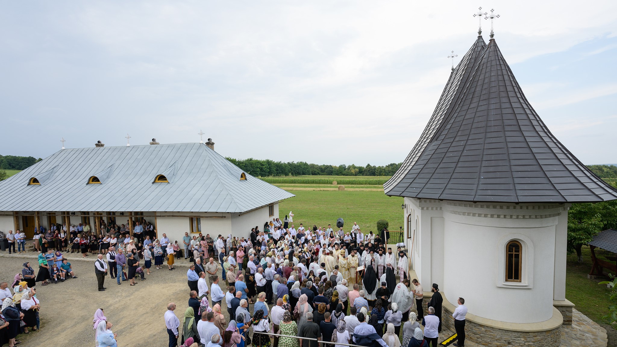 Sfințirea unui paraclis al Mănăstirii Putna: Muncile agricole ale ...