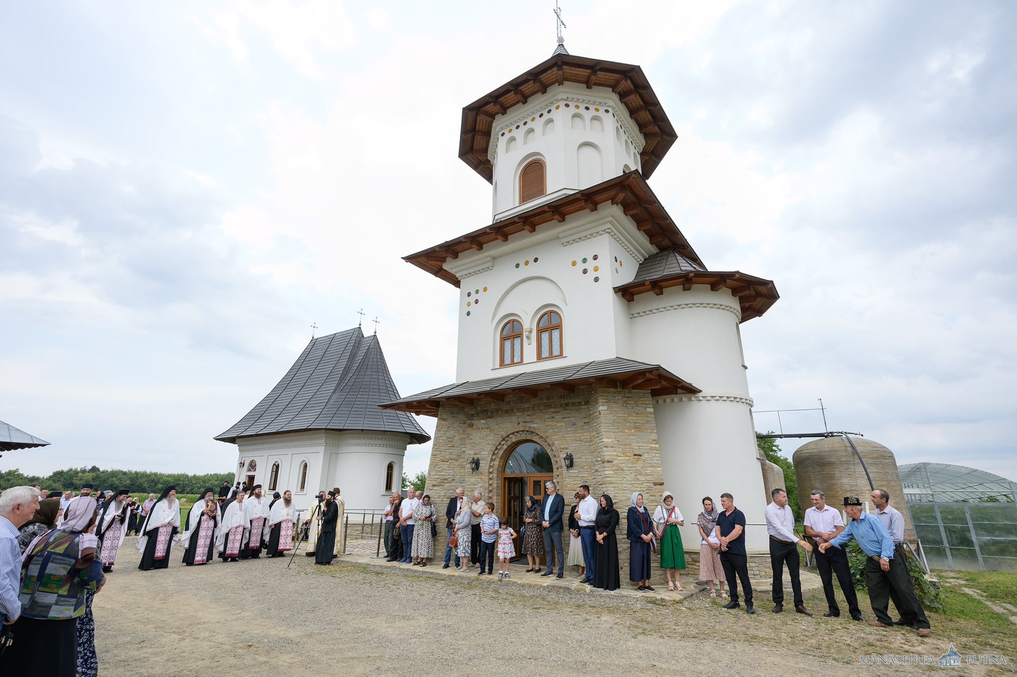 Sfințirea unui paraclis al Mănăstirii Putna: Muncile agricole ale ...