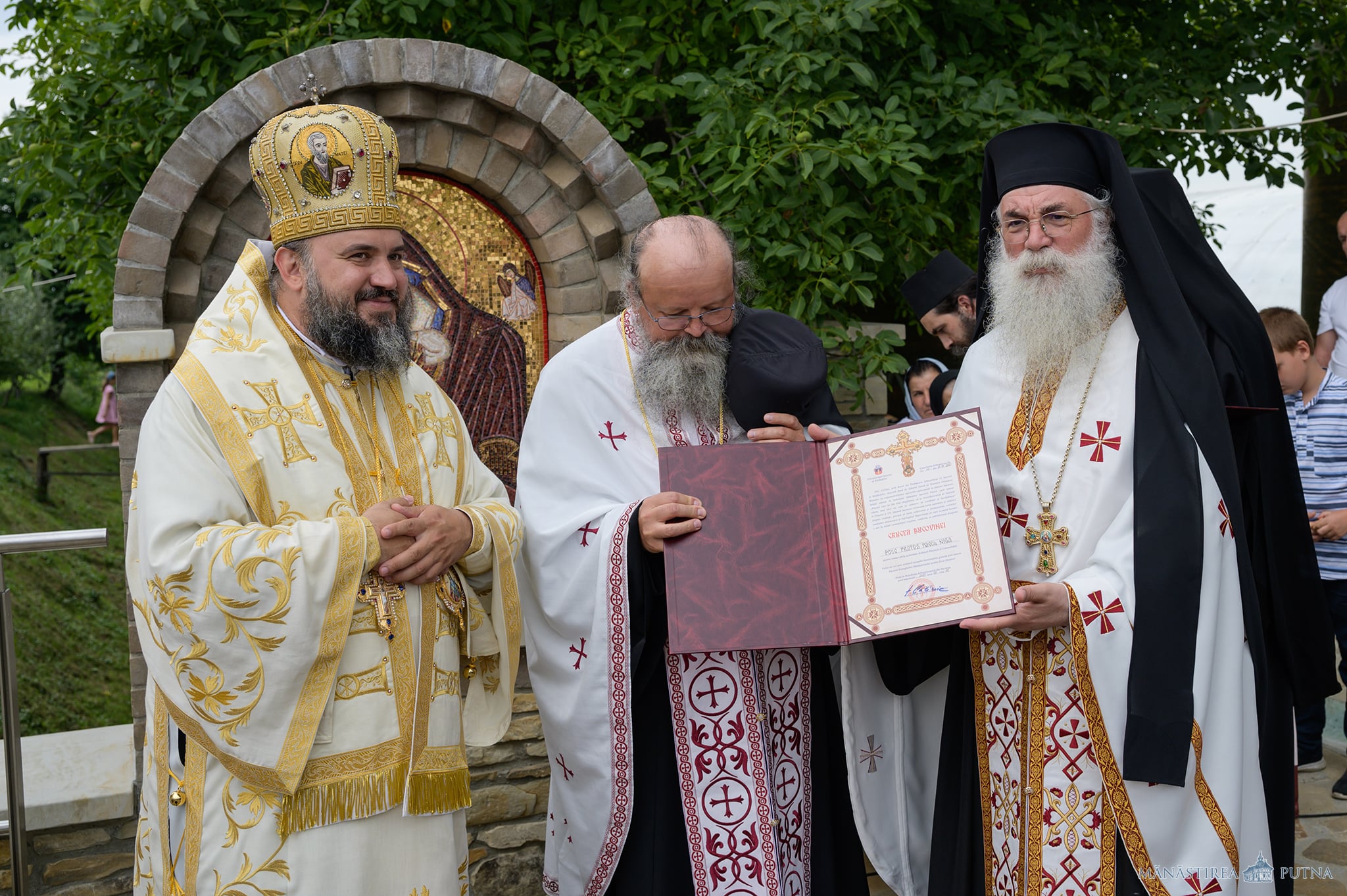Sfințirea unui paraclis al Mănăstirii Putna: Muncile agricole ale ...