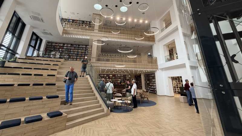 Biblioteca Județeană din Oradea a fost renovată și modernizată la ...