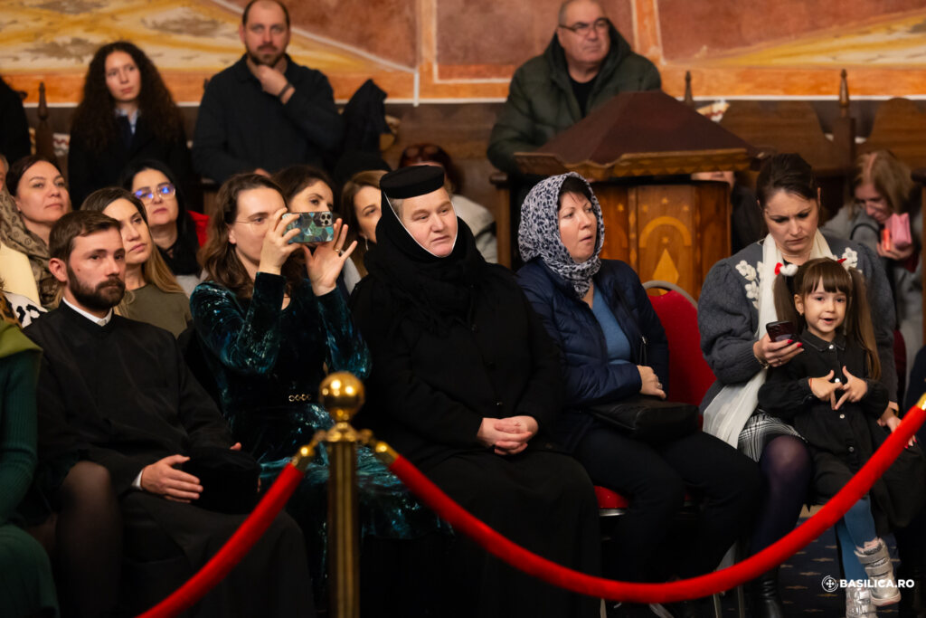 Tronos a colindat la Mănăstirea Cernica | FOTO - Basilica.ro