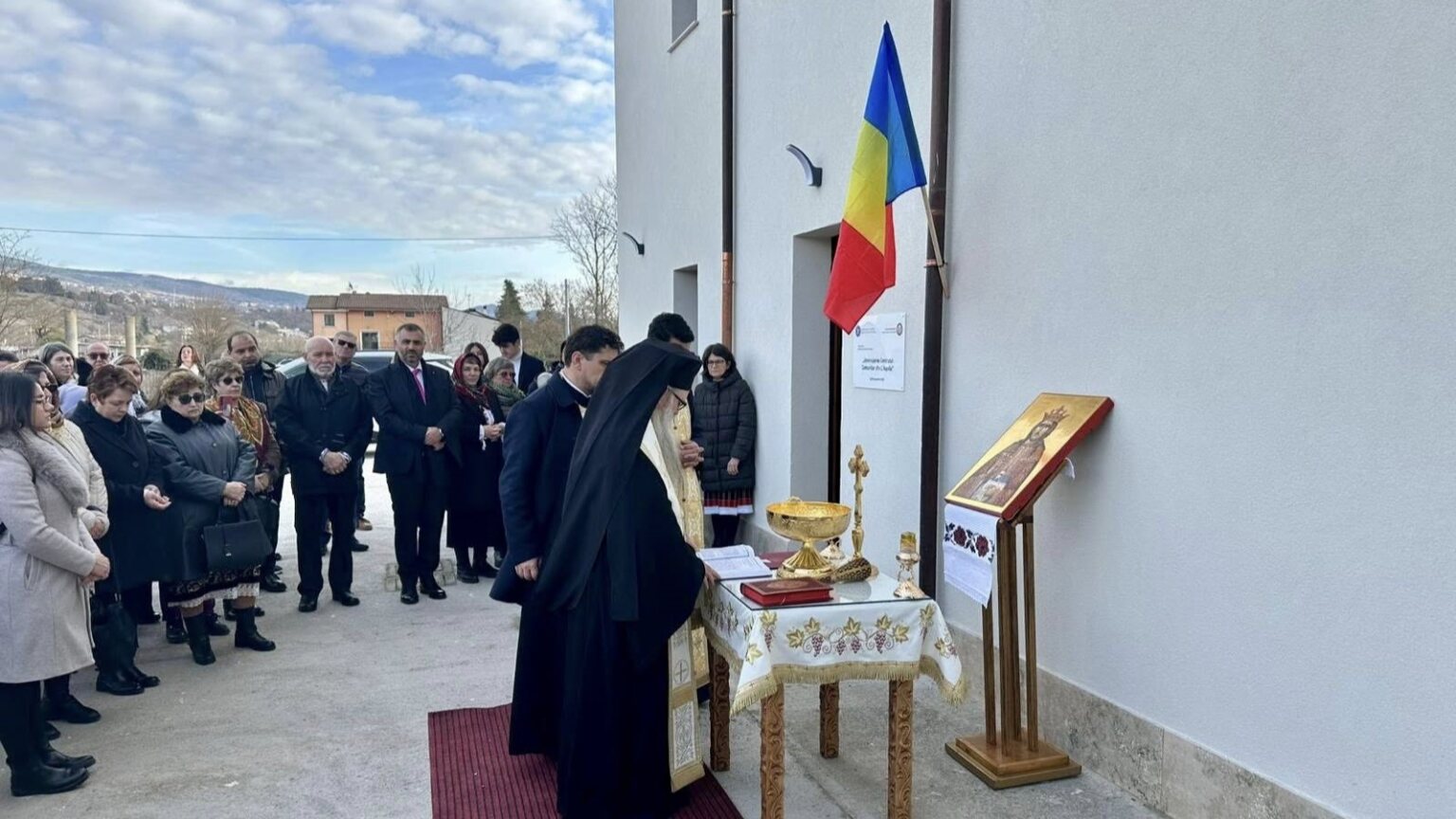 Episcopul Italiei a binecuvântat noul centru comunitar al parohiei ...